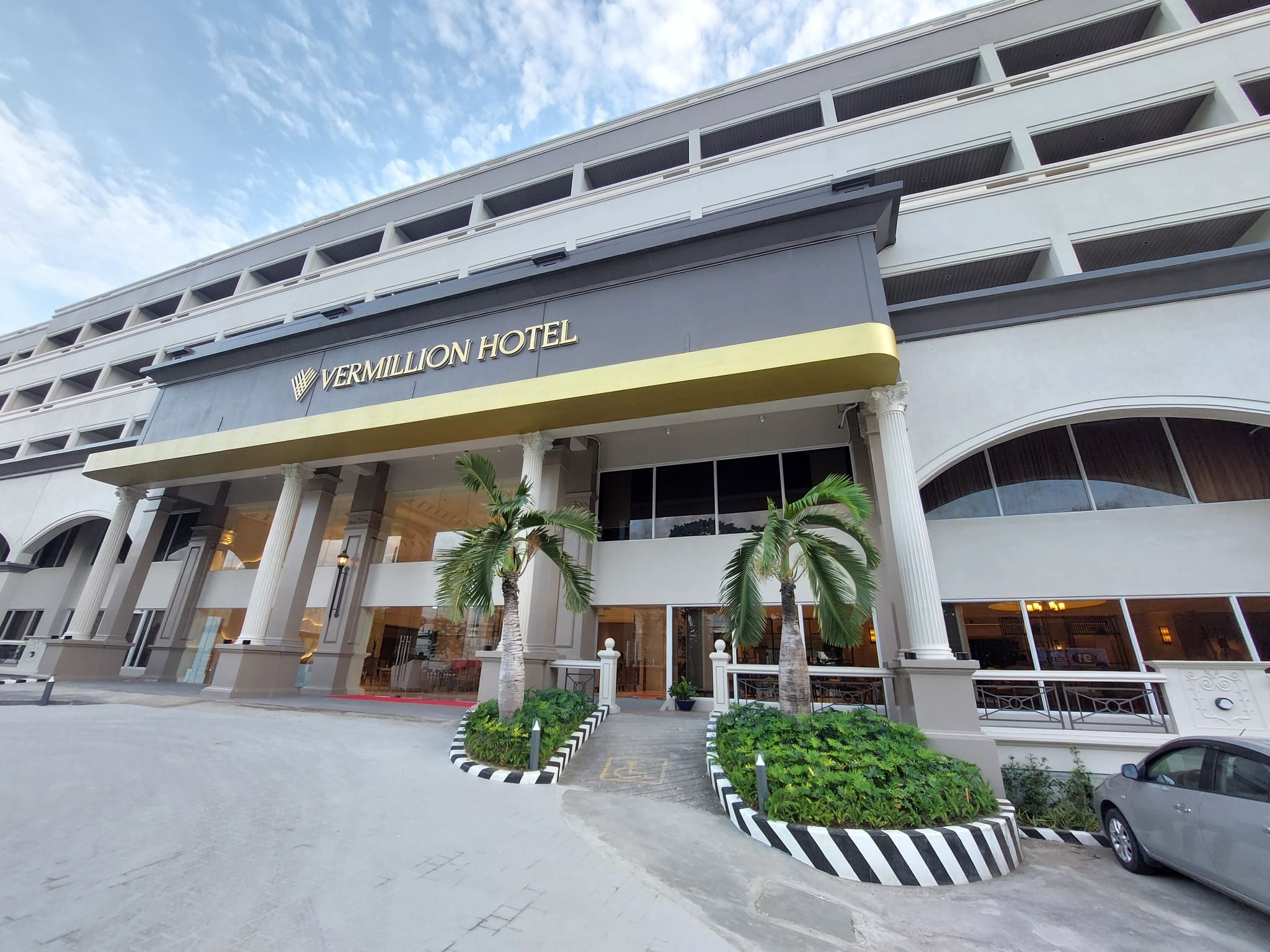 Vermillion Hotel